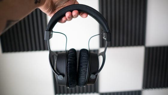 Beyerdynamic DT 1990 PRO review - SoundGuys