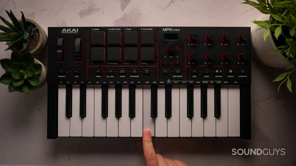 I'm convinced the Akai MPK Mini IV is the best midi keyboard for most ...