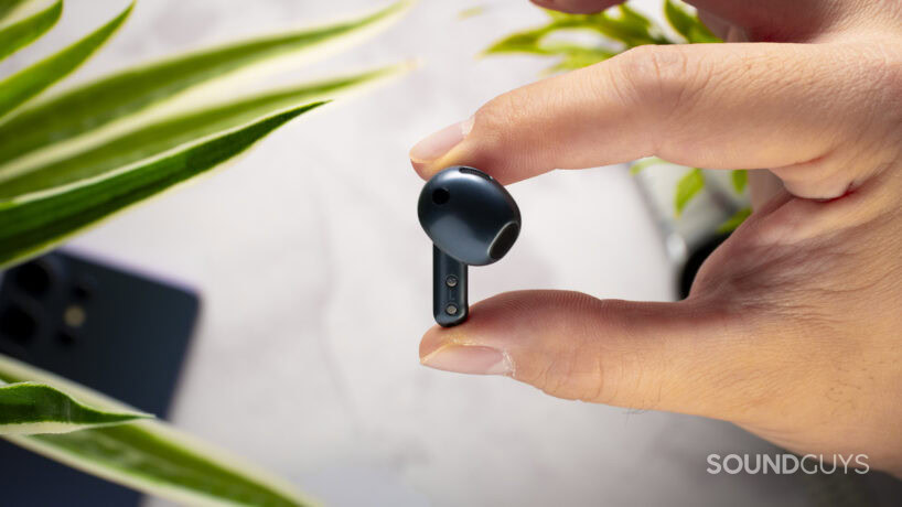 Samsung Galaxy Buds 4 vs Apple AirPods 4 ANC: same problem, different ...